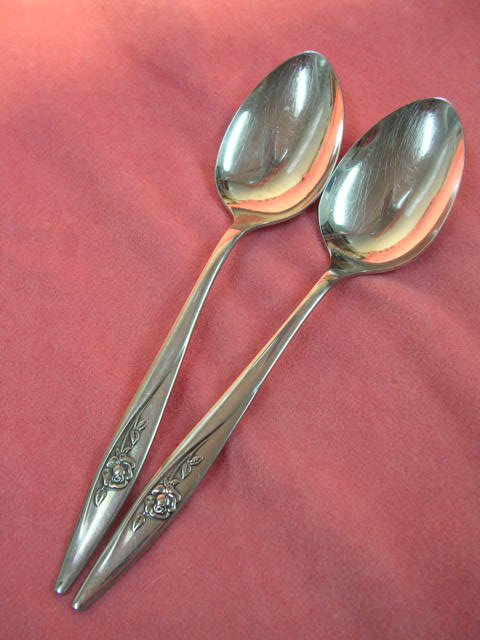 ONEIDA LASTING ROSE 2 SERVING SPOONS DELUXE STAINLESS FLATWARE SILVERWARE