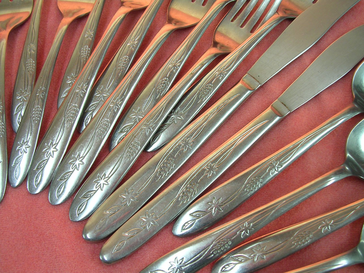 INTERNATIONAL 19pc SUPERIOR STAINLESS FLATWARE SILVERWARE