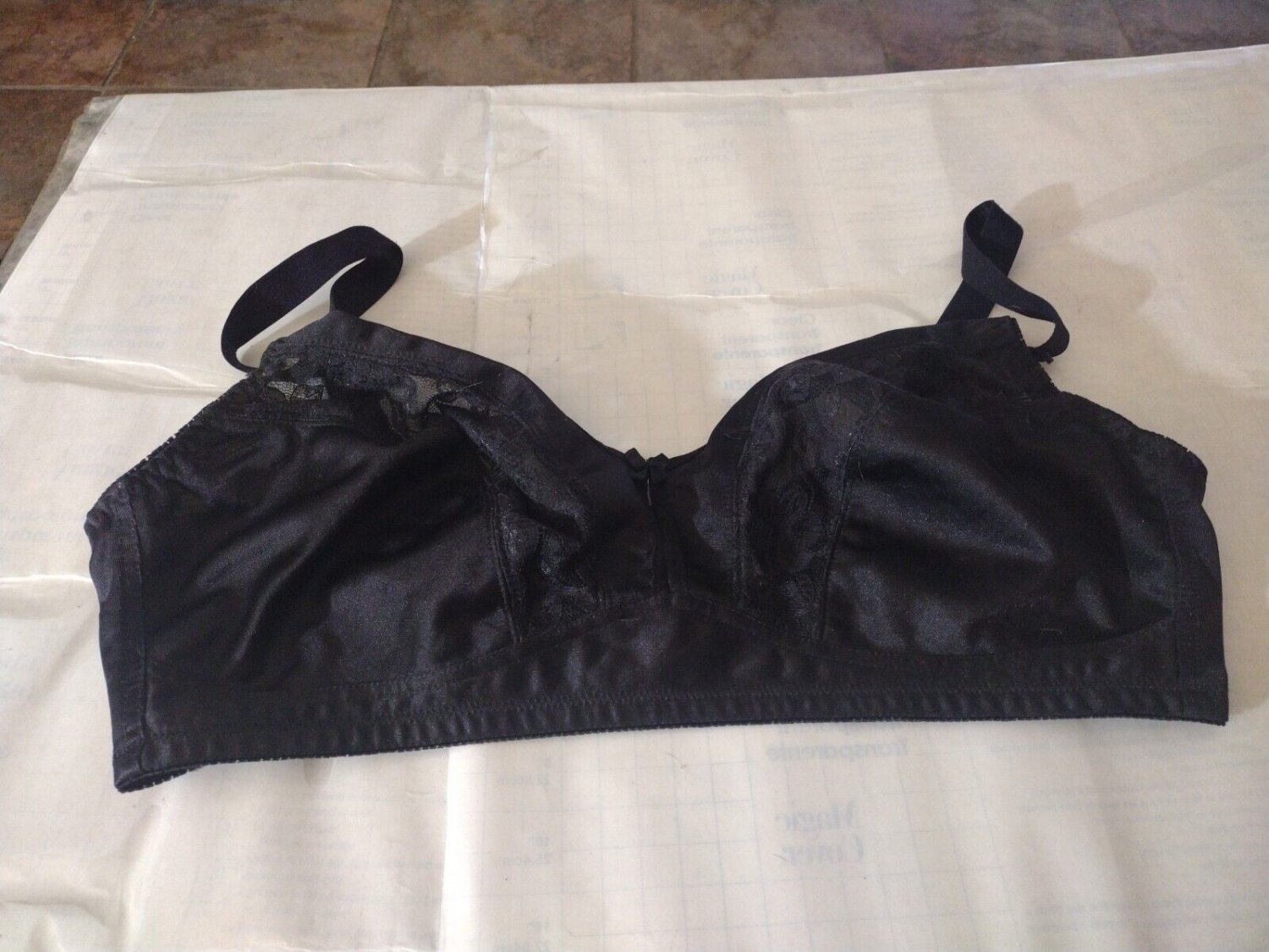 Women's Bra Black With Lace Trim Instant Shaping Brand Size 38D Wire Free.