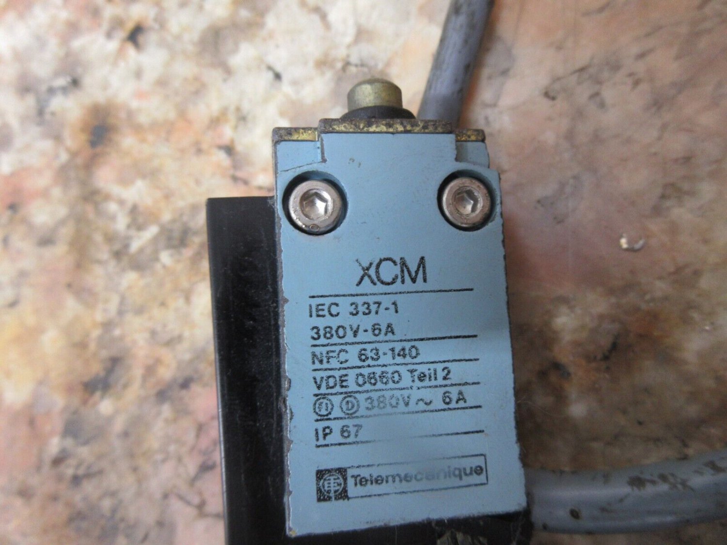 TELEMECANIQUE SAFETY LIMIT SWITCH XCM IEC 337-1 380V-6A NFC 63-140 VDE 0660