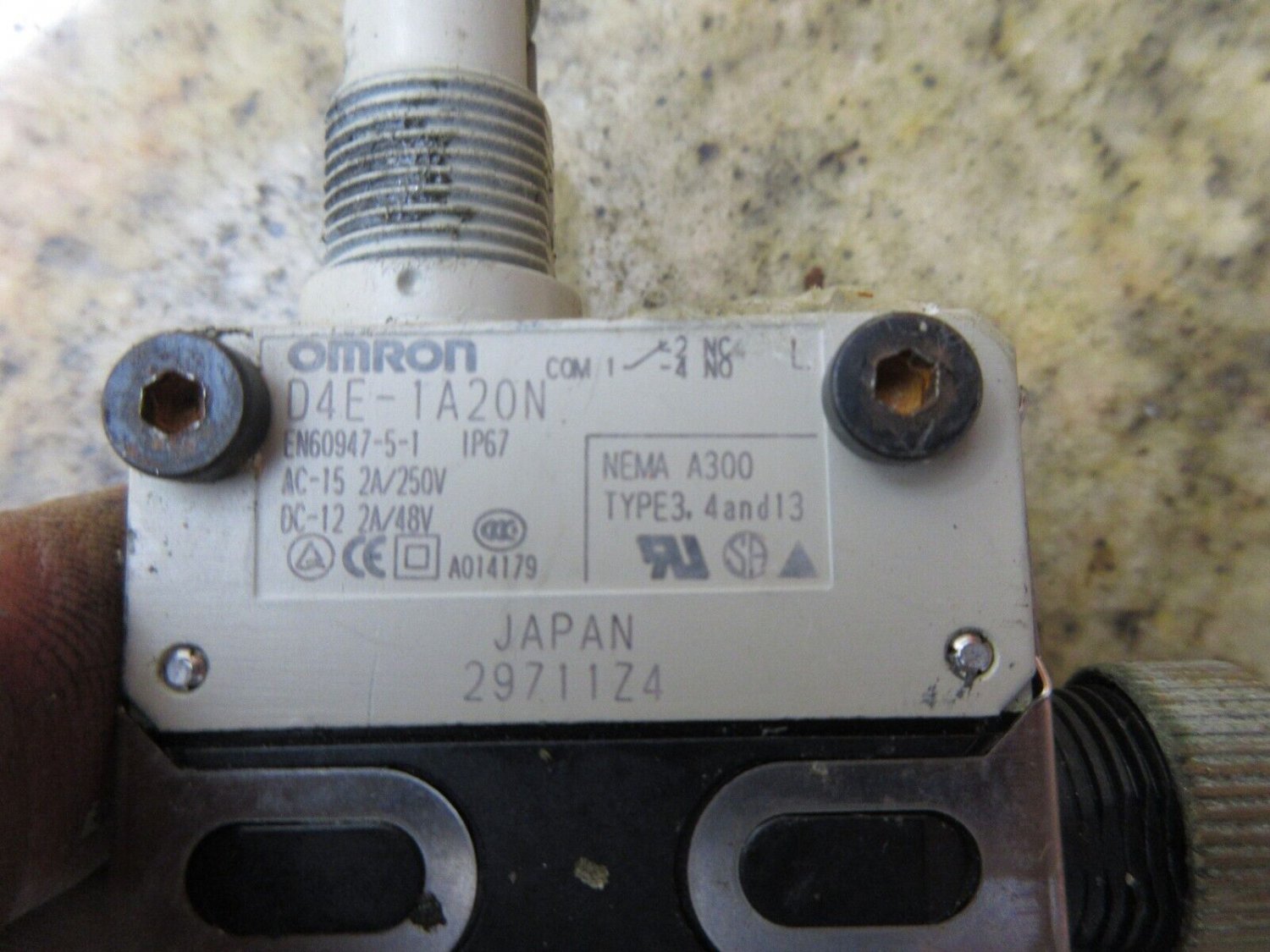 OMRON SAFETY LIMIT SWITCH D4E-1A20N 29711Z4 TYPE 3 4 AND 13
