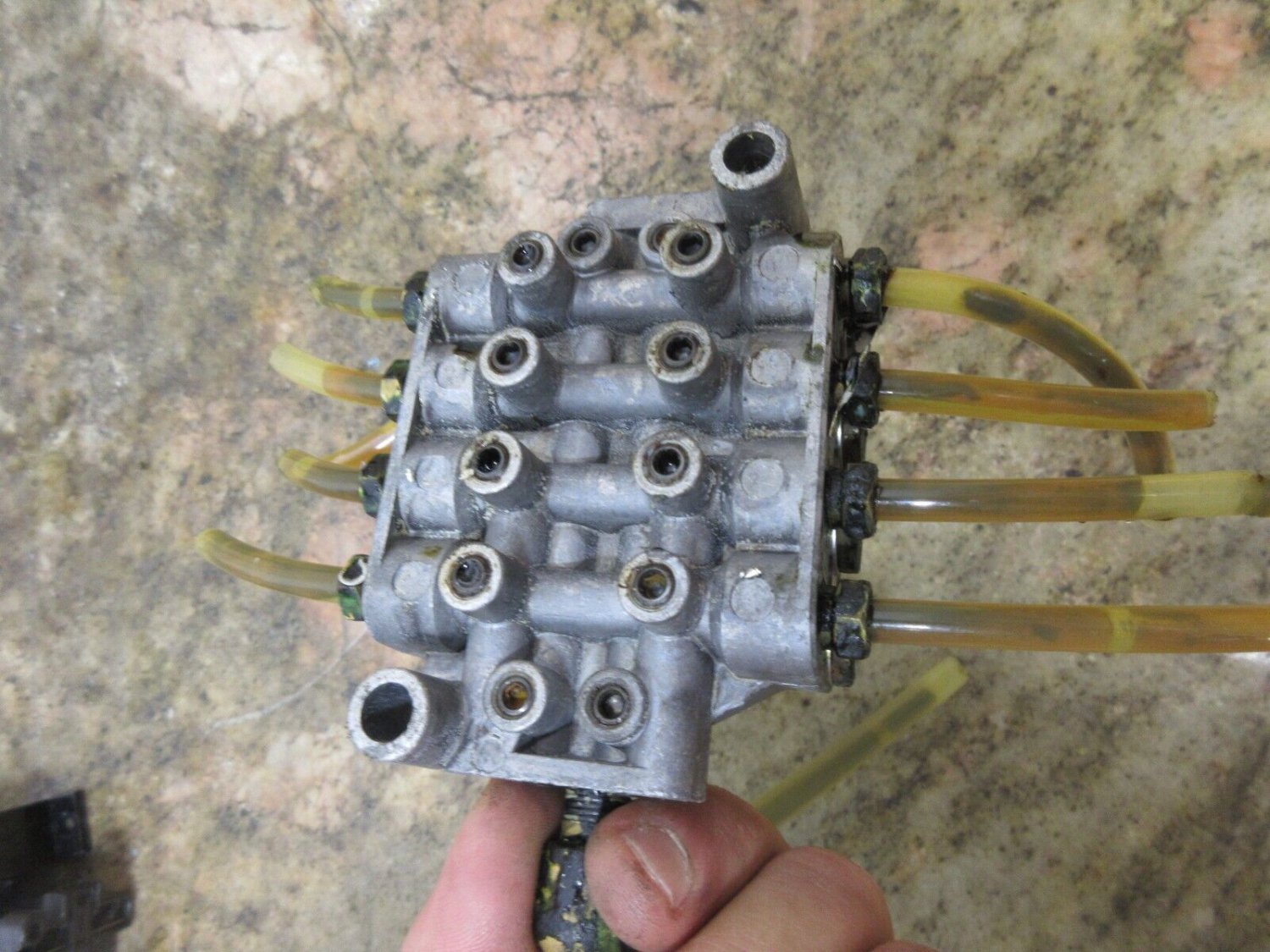 SHOWA SG608 GREASE DISTRIBUTOR MANIFOLD BLOCK