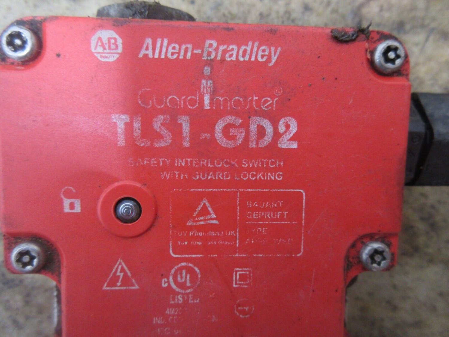 ALLEN BRADLEY GUARD MASTER SAFETY INTERLOCK SWITCH TLS1-GD2 32-1053D