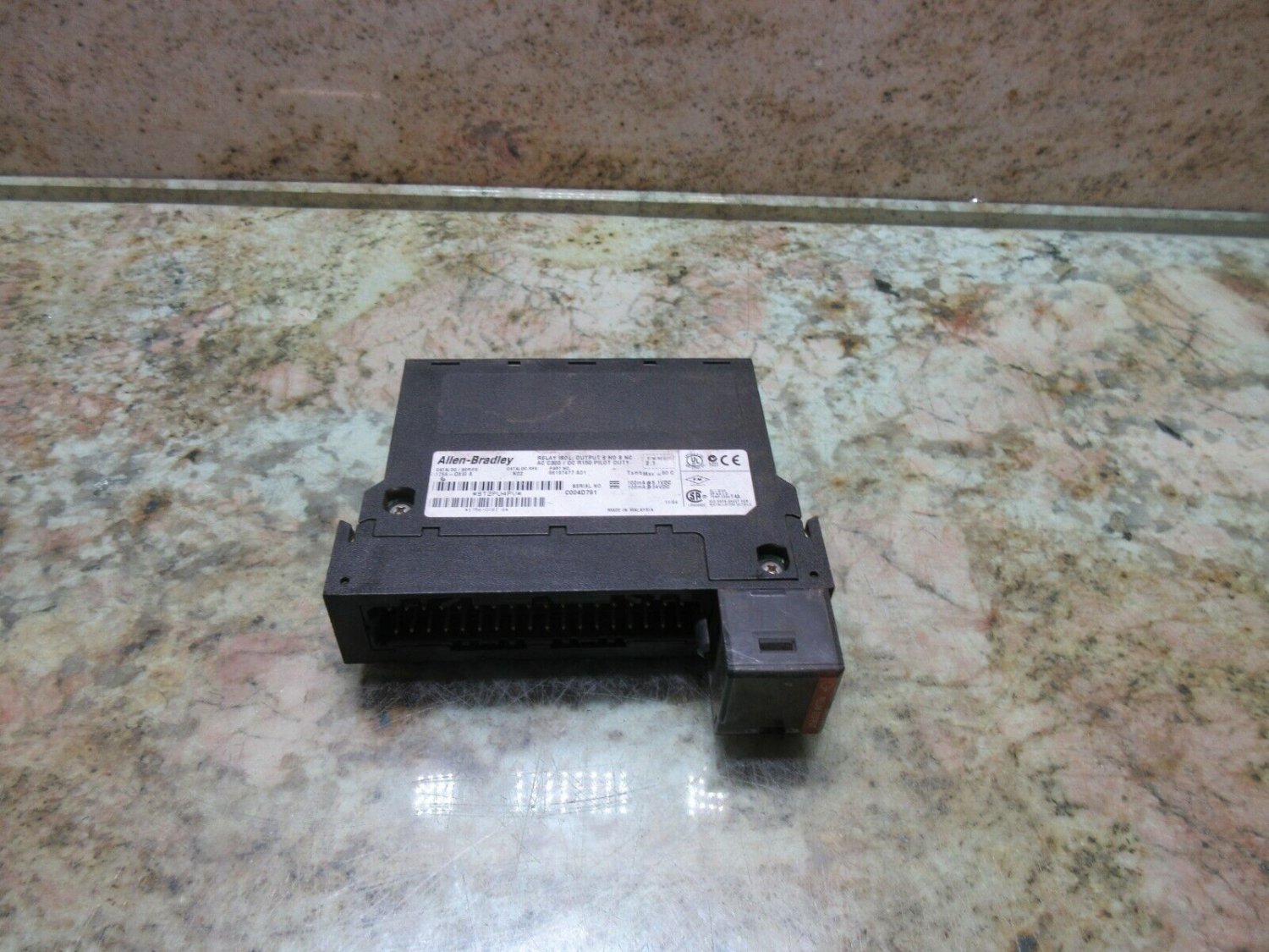 ALLEN BRADLEY ISOL OUTPUT DEVICE 8 NO 8 NC AC C300 DC R150 1756-0X8I A 0X81