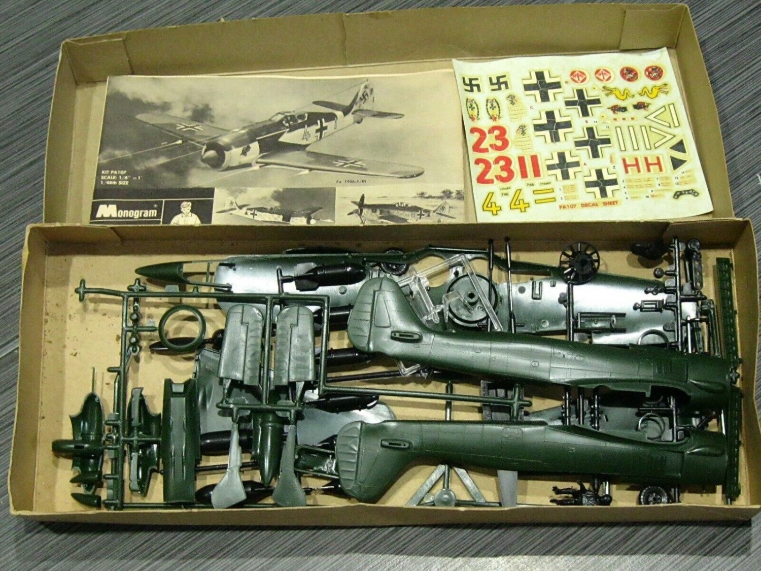 MONOGRAM WWII German LUFTWAFFE FW 190 Focke-Wulf Airplane Model Kit VINTAGE