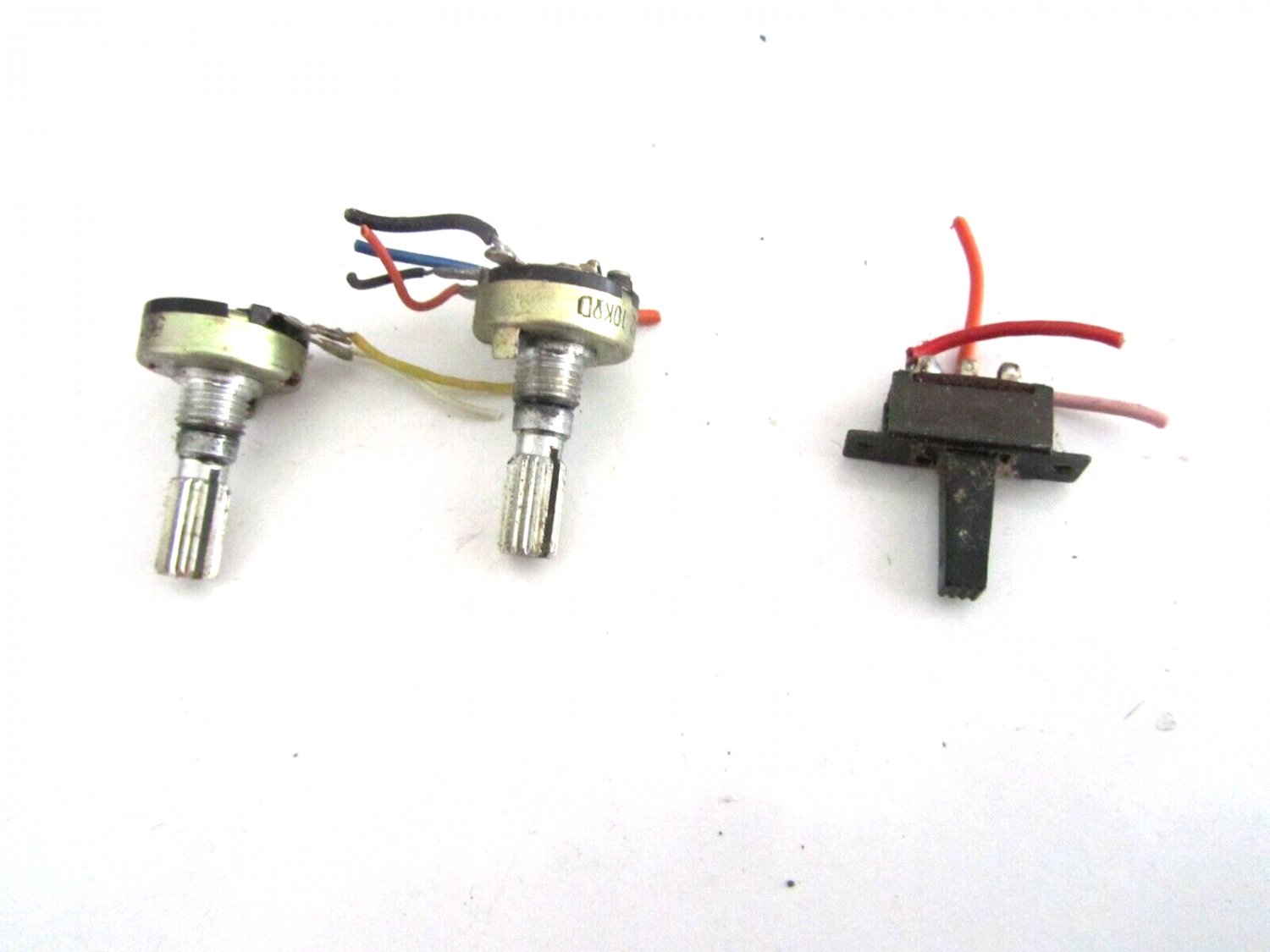 Sony 7R-55 3 Band Transistor Radio Vol, Tone potientiometer & Batt Switch