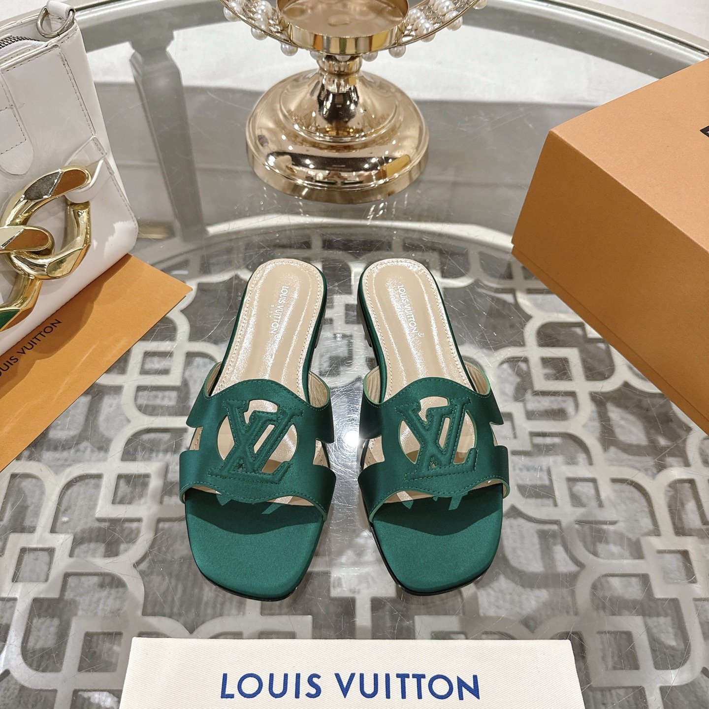 LV Louis Vuitton SpringSummer New The counter specializes in the latest ...