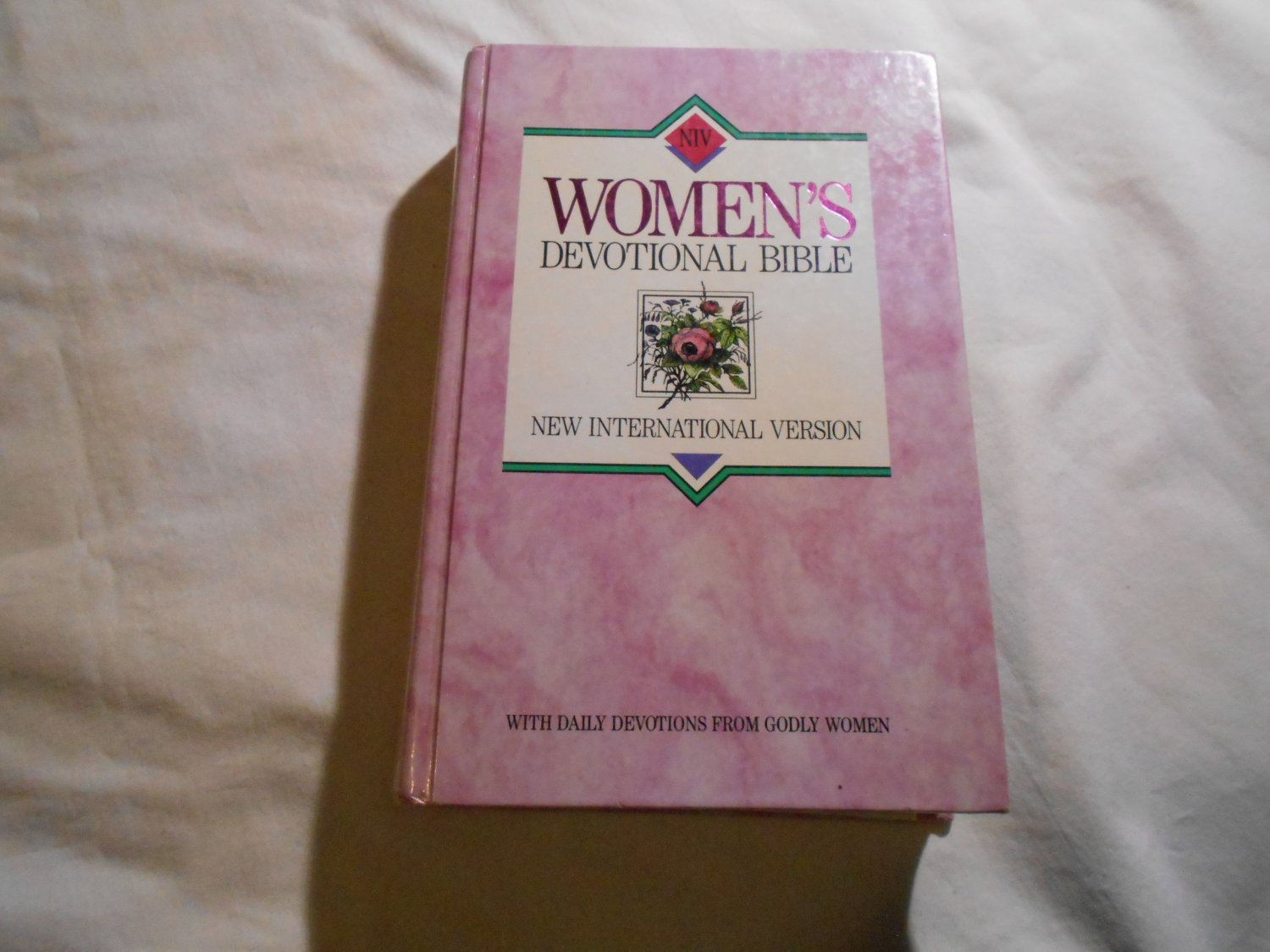 Holy Bible_ NIV Women's Devotional Bible by Anonymous (1990) (L2) Zondervan HC