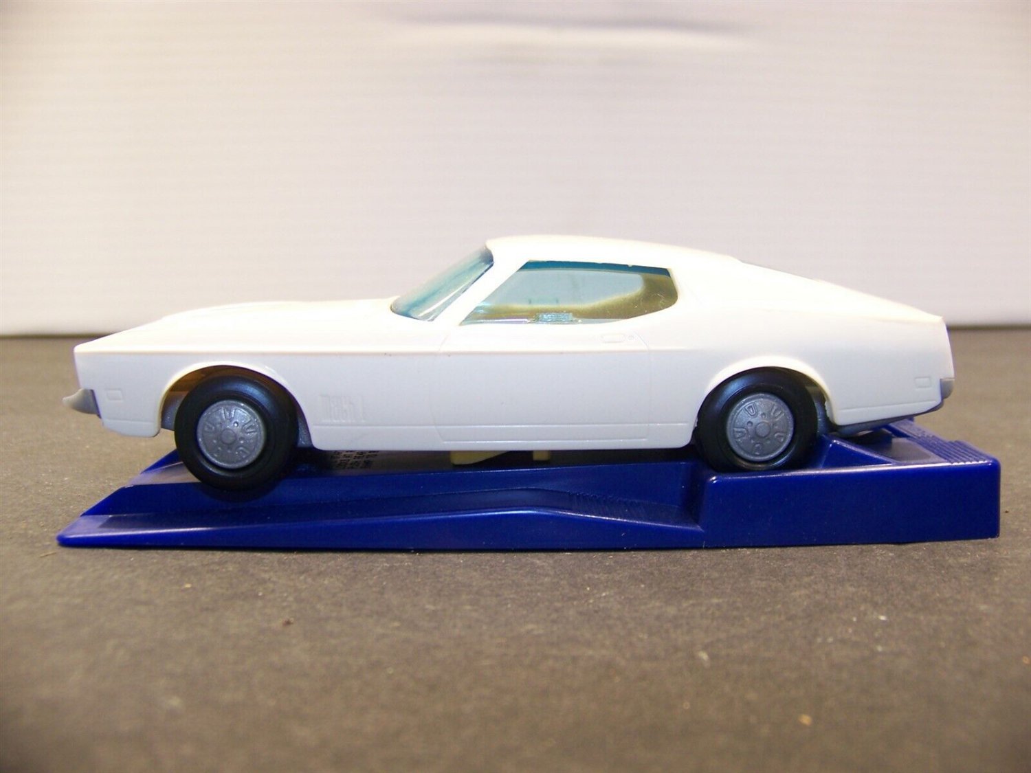 Funmate White Mach 1 Mustang w/ Launcher Ramp