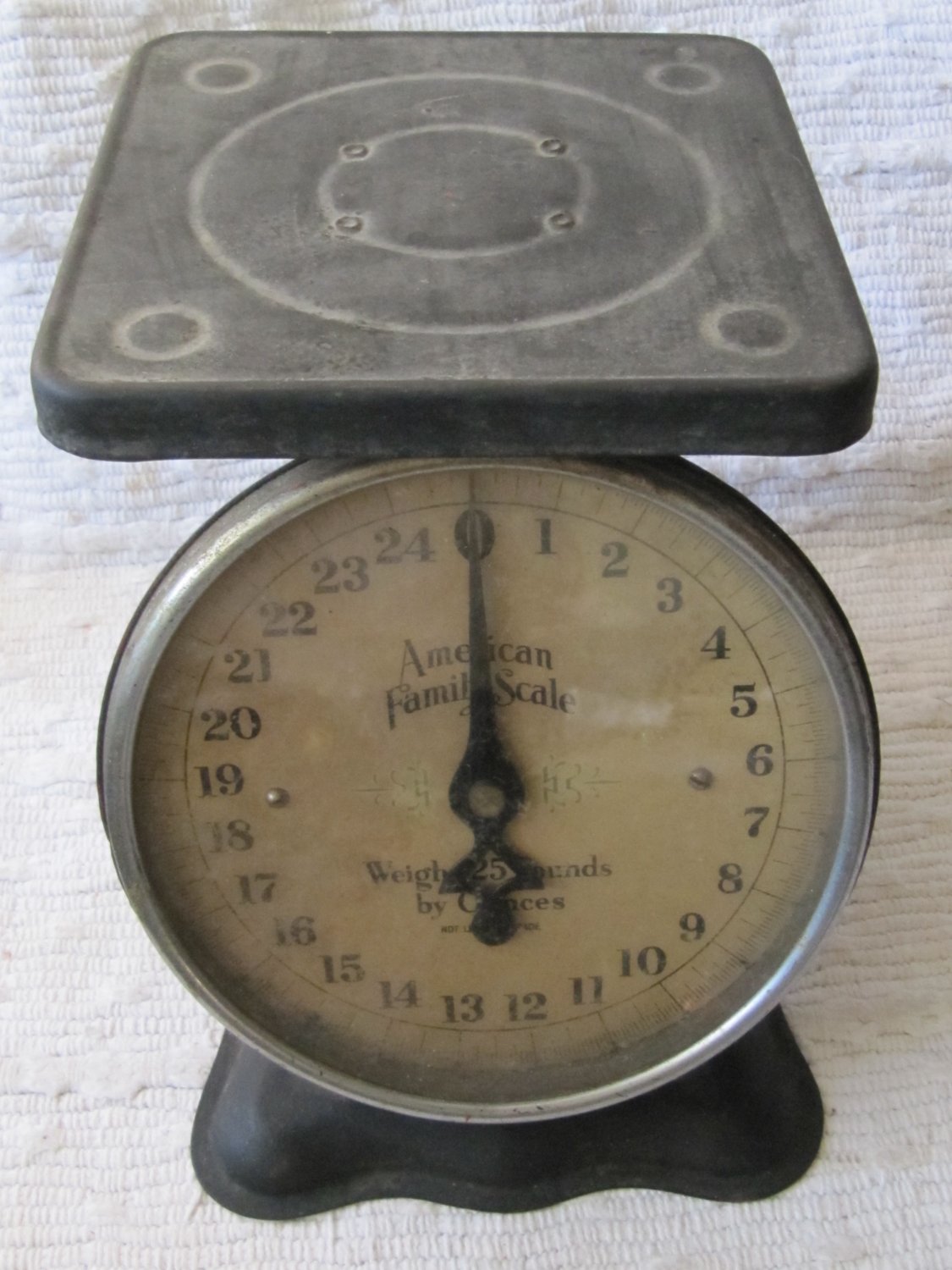 Vintage American Family Scale 25 Pounds Round Face Black Scalloped Base