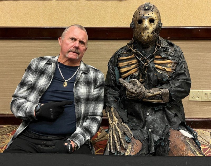 Neca Friday the 13th Jason Voorhees LE of 1000 Mask Statue in Shadowbox ...