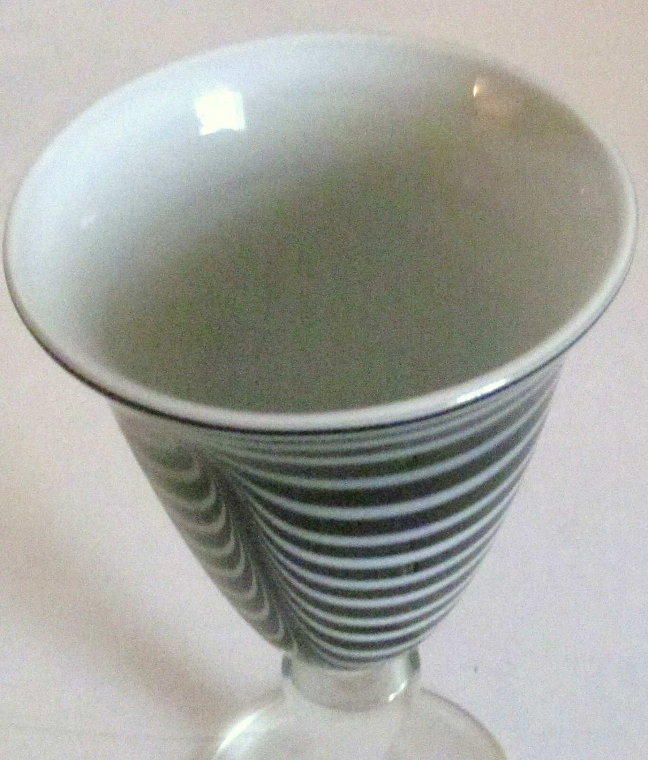 BLACK & WHITE SWIRL STYLE MURANO HANDBLOWN ART GLASS GOBLET DISPLAY