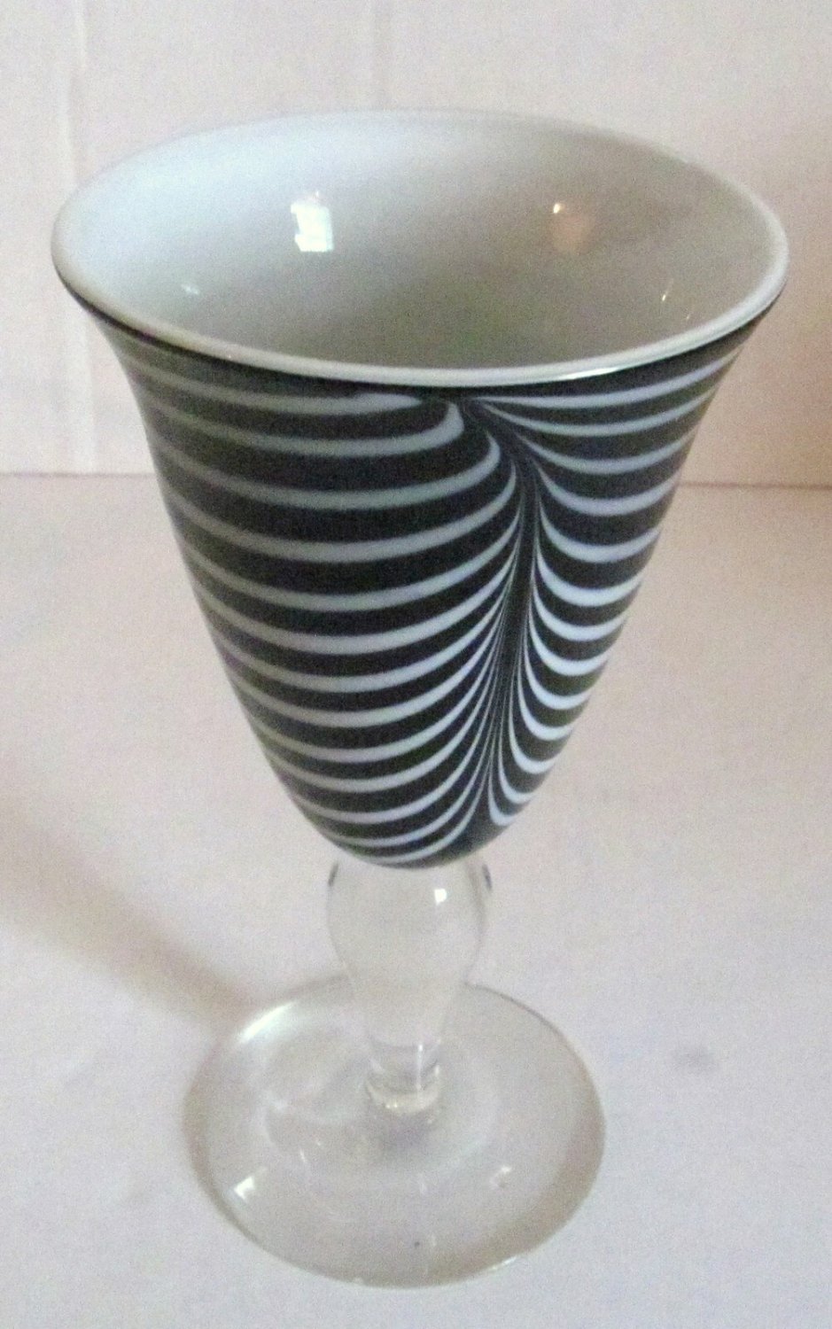BLACK & WHITE SWIRL STYLE MURANO HANDBLOWN ART GLASS GOBLET DISPLAY