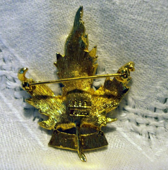Canadian maple leaf gold plated souvenir pin brooch signed Avon ...