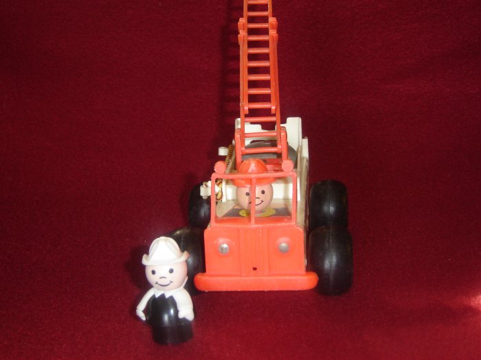 Vintage Fisher Price Little People Play Family Fire Engine 720 Complete ...