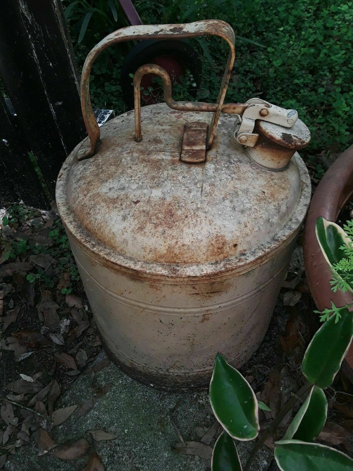 VINTAGE 5 GALLON GALVANIZED STEEL GAS OIL CAN / FREE SHIPPING
