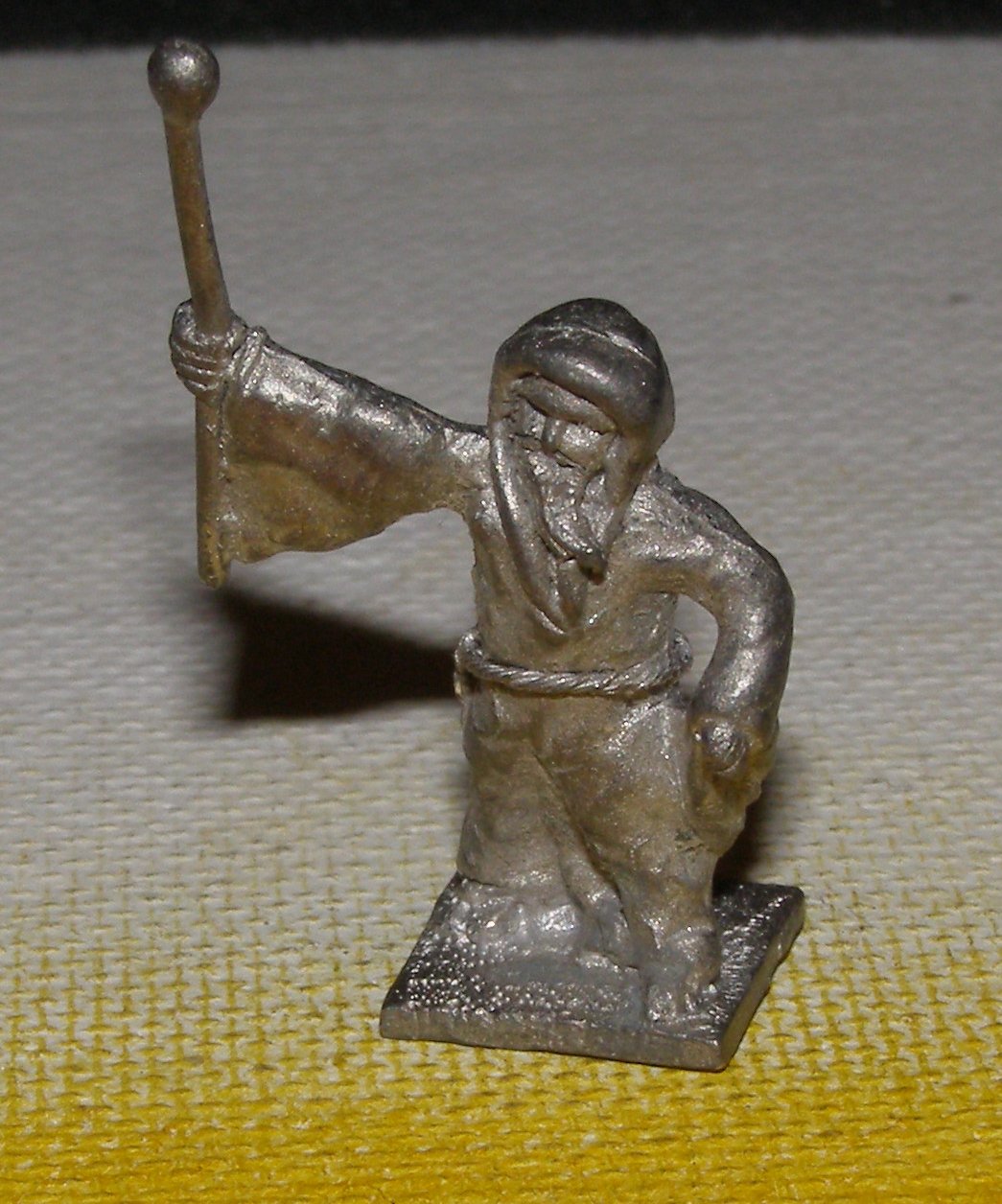 Heritage 1302 Evil Wizard with staff 25mm D&D miniature