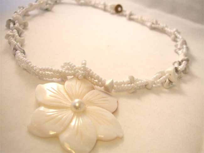 Beautiful Hawaiian Hibiscus Shell Flower Necklace