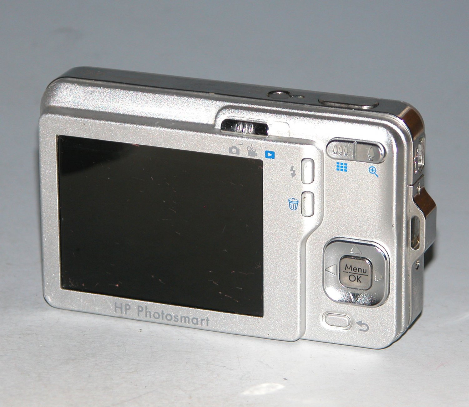 HP PhotoSmart R742 7.2 MP Digital Camera - Silver