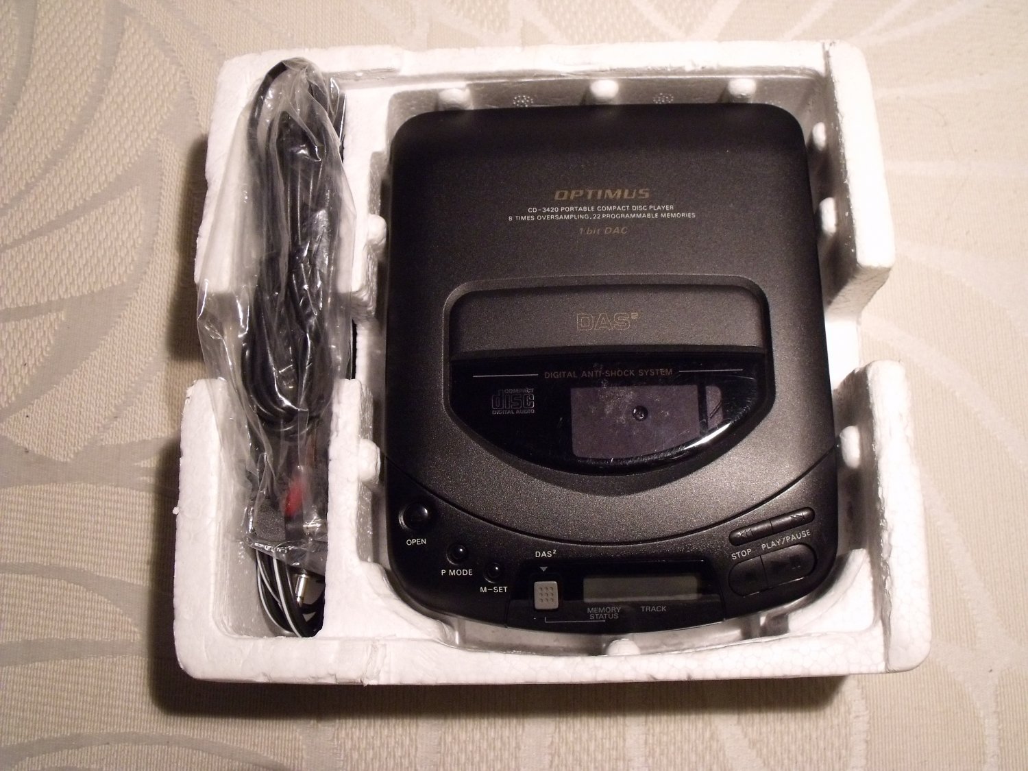 Compact CD player with Digital Anti Shock System and Line-Out by Optimus