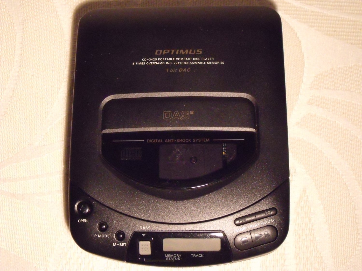 Compact CD player with Digital Anti Shock System and Line-Out by Optimus