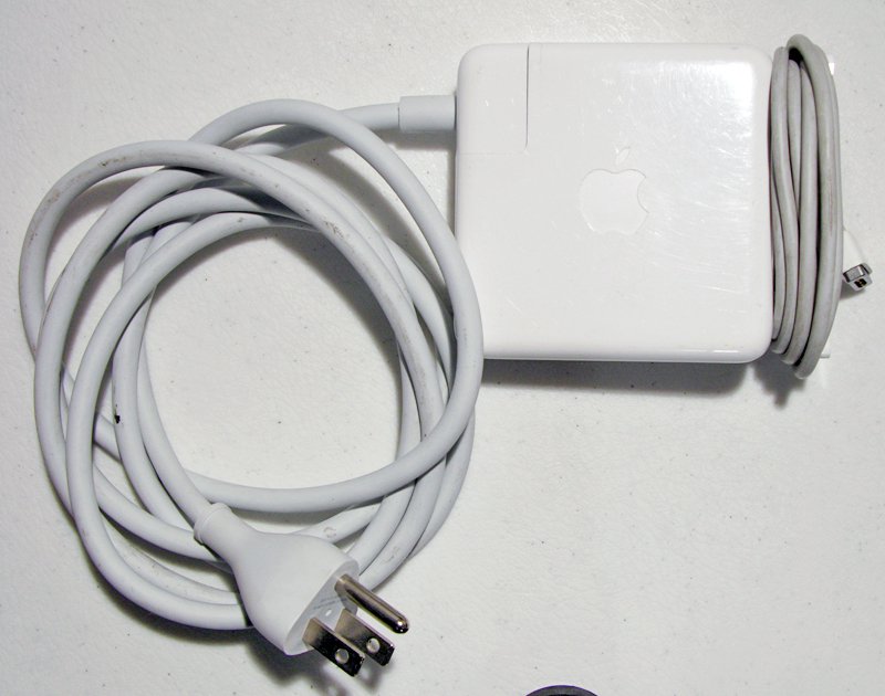 GENUINE OEM APPLE MACBOOK / PRO 85W MAGSAFE POWER ADAPTER A1222 ADP-85