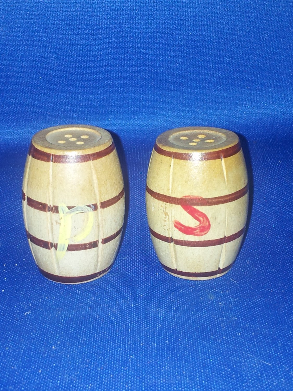 VINTAGE SALT AND PEPPER SHAKERS SET WOODEN BARRELS vintage-salt-and-pepper-shakers-set-wooden-barrels
