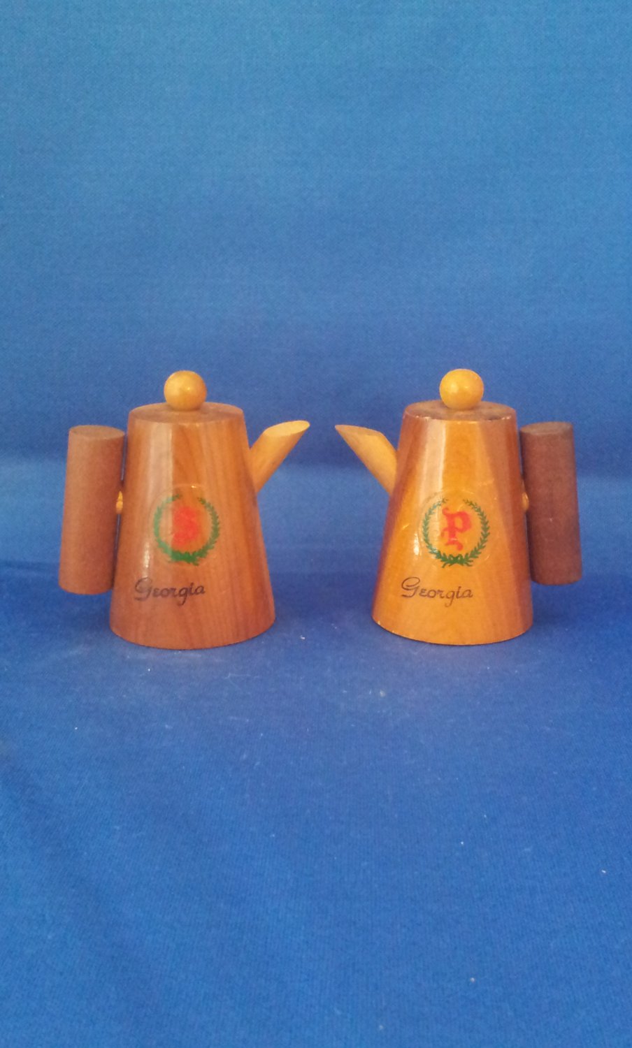 VINTAGE SALT AND PEPPER SHAKERS SET WOODEN GEORGIA KETTLES