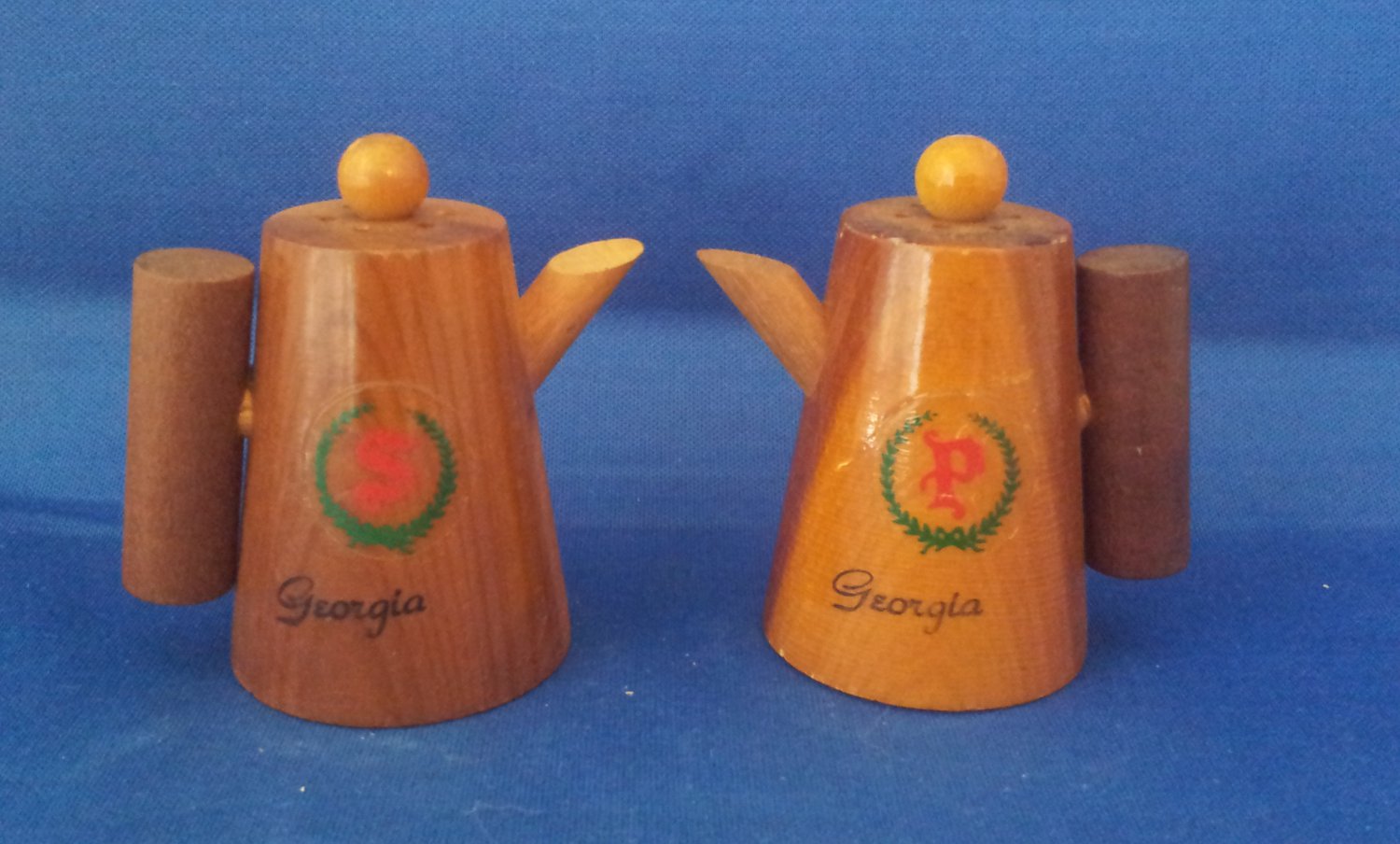 VINTAGE SALT AND PEPPER SHAKERS SET WOODEN GEORGIA KETTLES